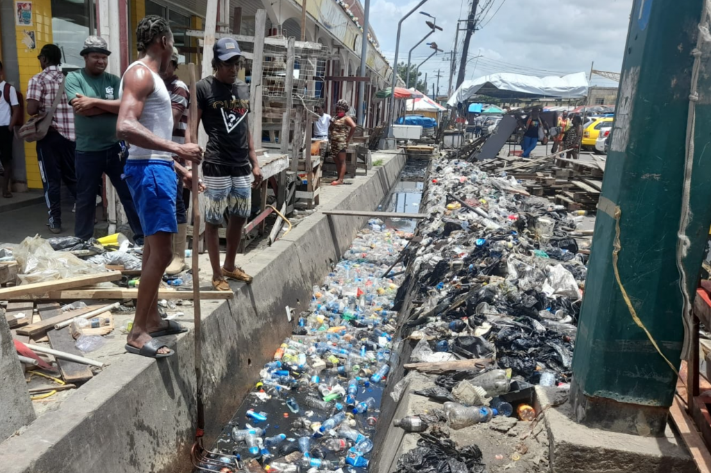 Vendors and shoppers in Stabroek Square urged to desist from littering ...